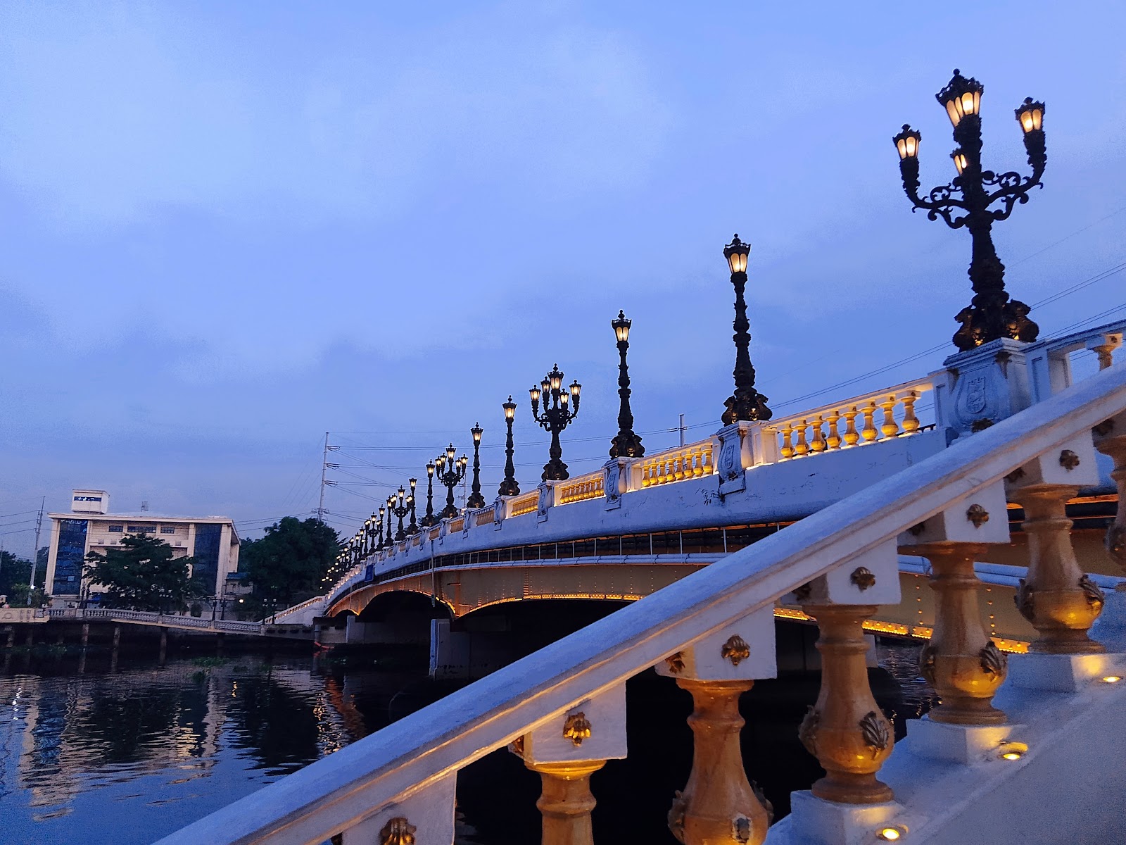 Jones Bridge (2026) – Best of TikTok, Instagram & Reddit Travel Guide