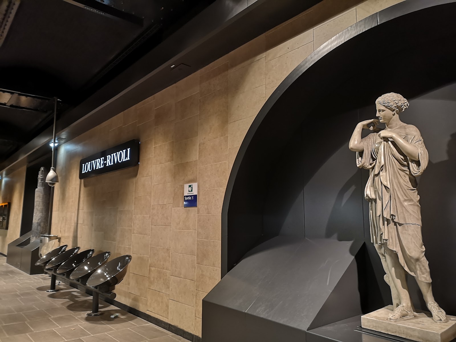 Louvre-Rivoli Metro Station (2026) – Best of TikTok, Instagram & Reddit ...