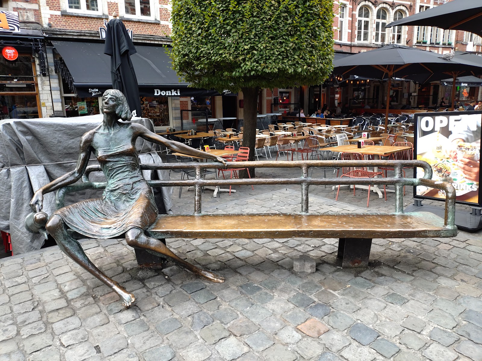 Kotmadam Statue Oude Markt (2026) – Best of TikTok, Instagram & Reddit ...