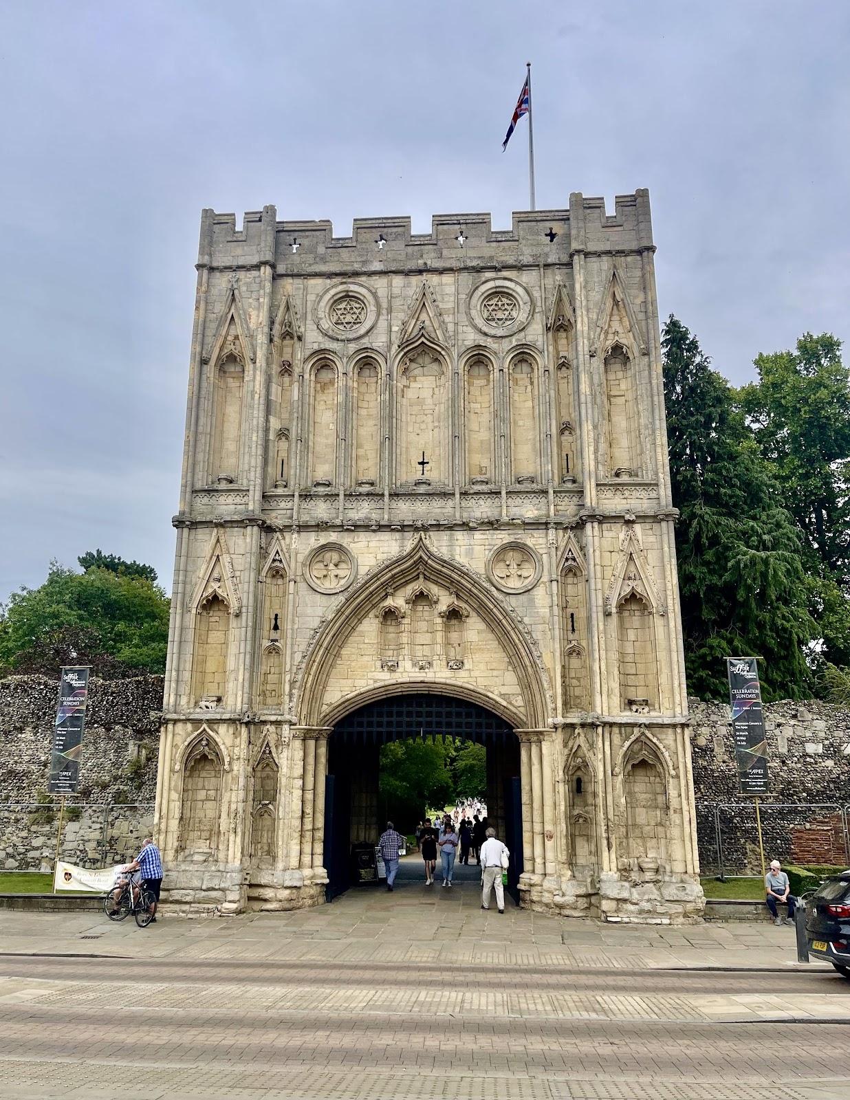 Abbey Gate (2026) – Best of TikTok, Instagram & Reddit Travel Guide