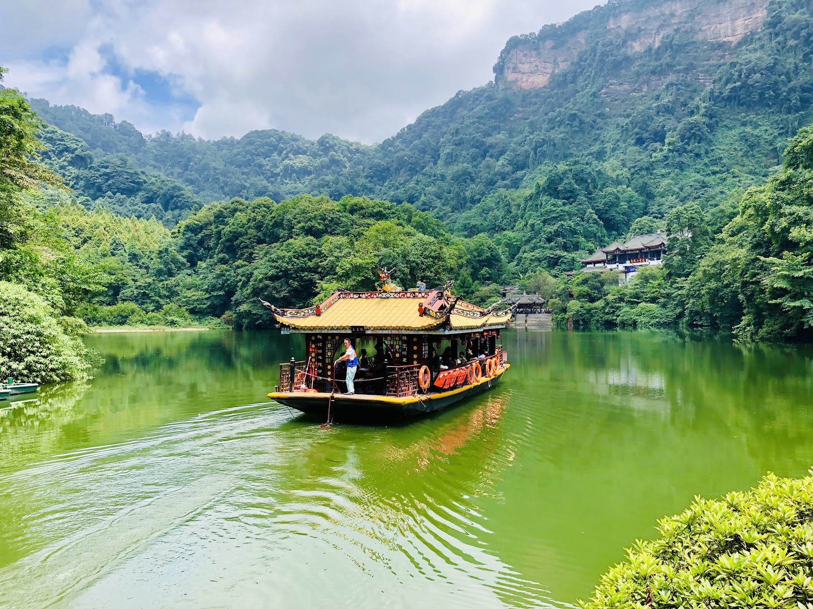 Yuecheng Lake Restaurant Dujiangyan (2026) – Best of TikTok, Instagram ...