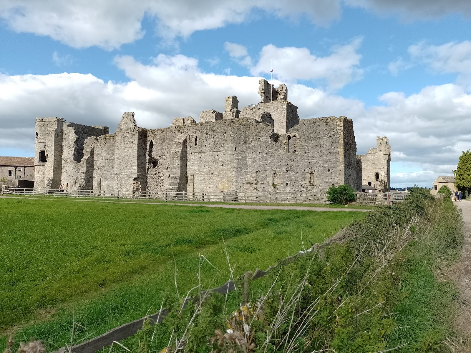 Middleham Castle (2026) – Best of TikTok, Instagram & Reddit Travel Guide